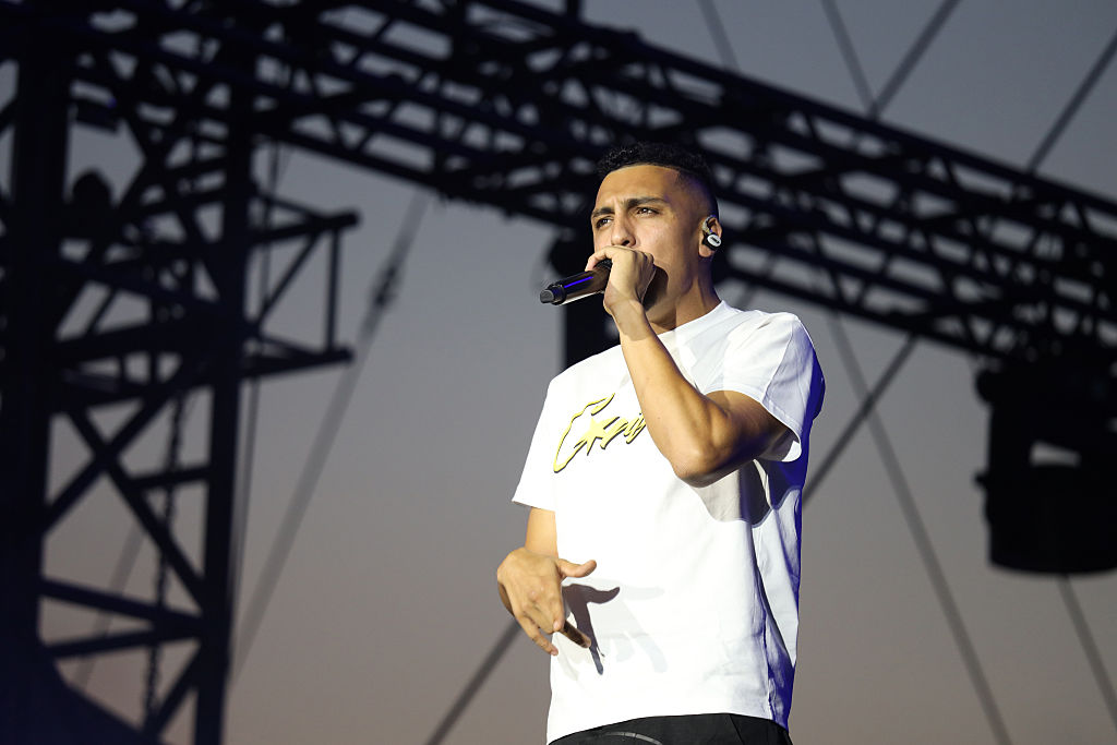 El rapero Morad para el concierto y se dirige directamente a Ayuso por ...
