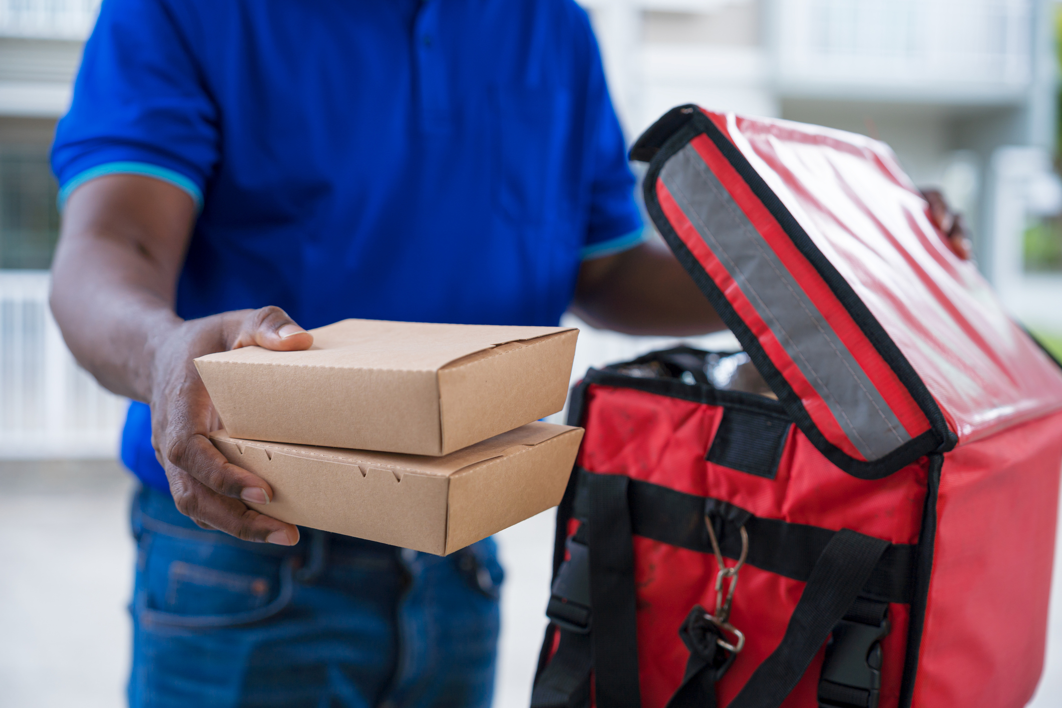 El repartidor se equivoca de piso al hacer la entrega, el cliente sale ...