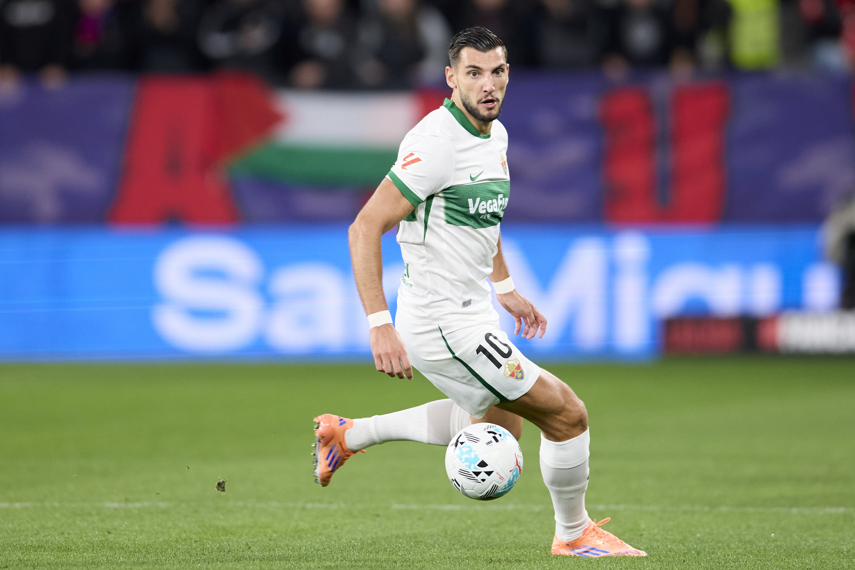 El futbolista Rafa Mir, procesado por un delito de agresión sexual con ...