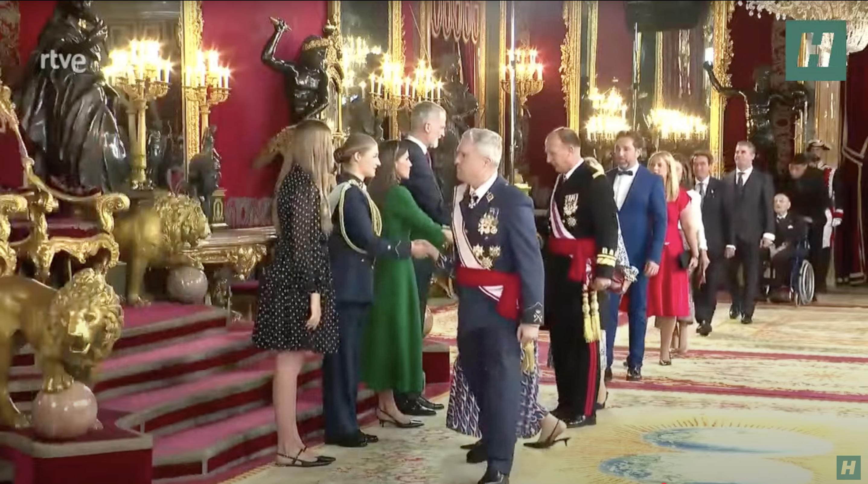 La única persona con la que se han parado a hablar los reyes de España ...