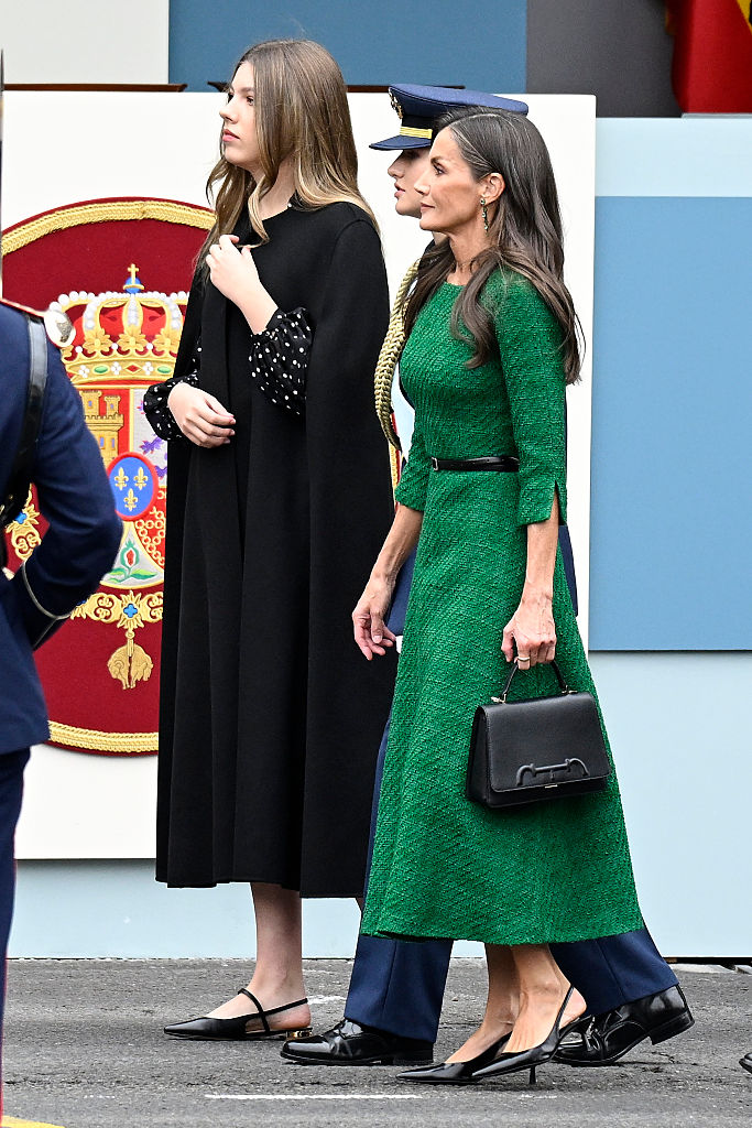 La infanta Sofía y su idilio con las capas: ha vuelto a ser su apuesta estilística en el desfile ...