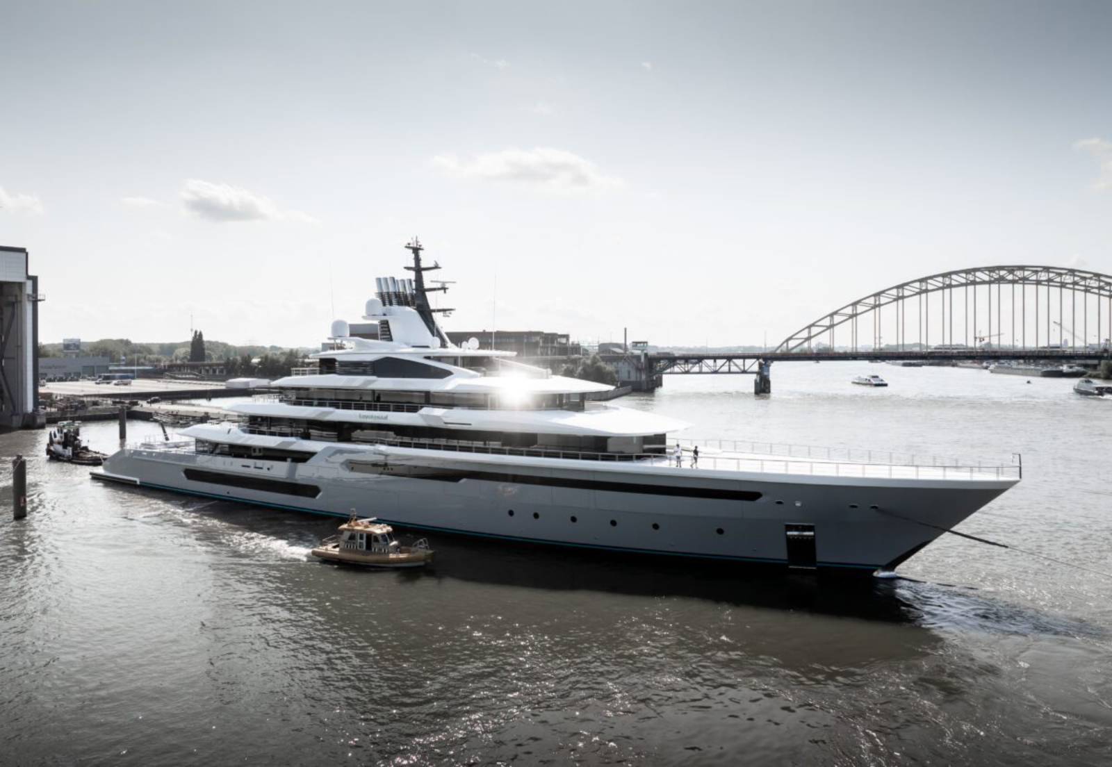 Emerge en los mares el superyate Leviatán de 432 millones de euros con ...
