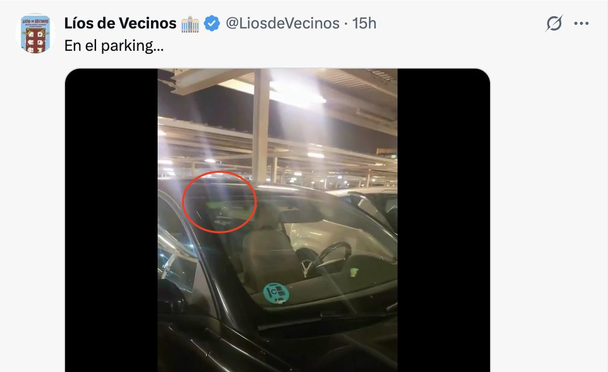 Ve en un parking un coche con una pegatina de la ITV, se acerca y lo ...