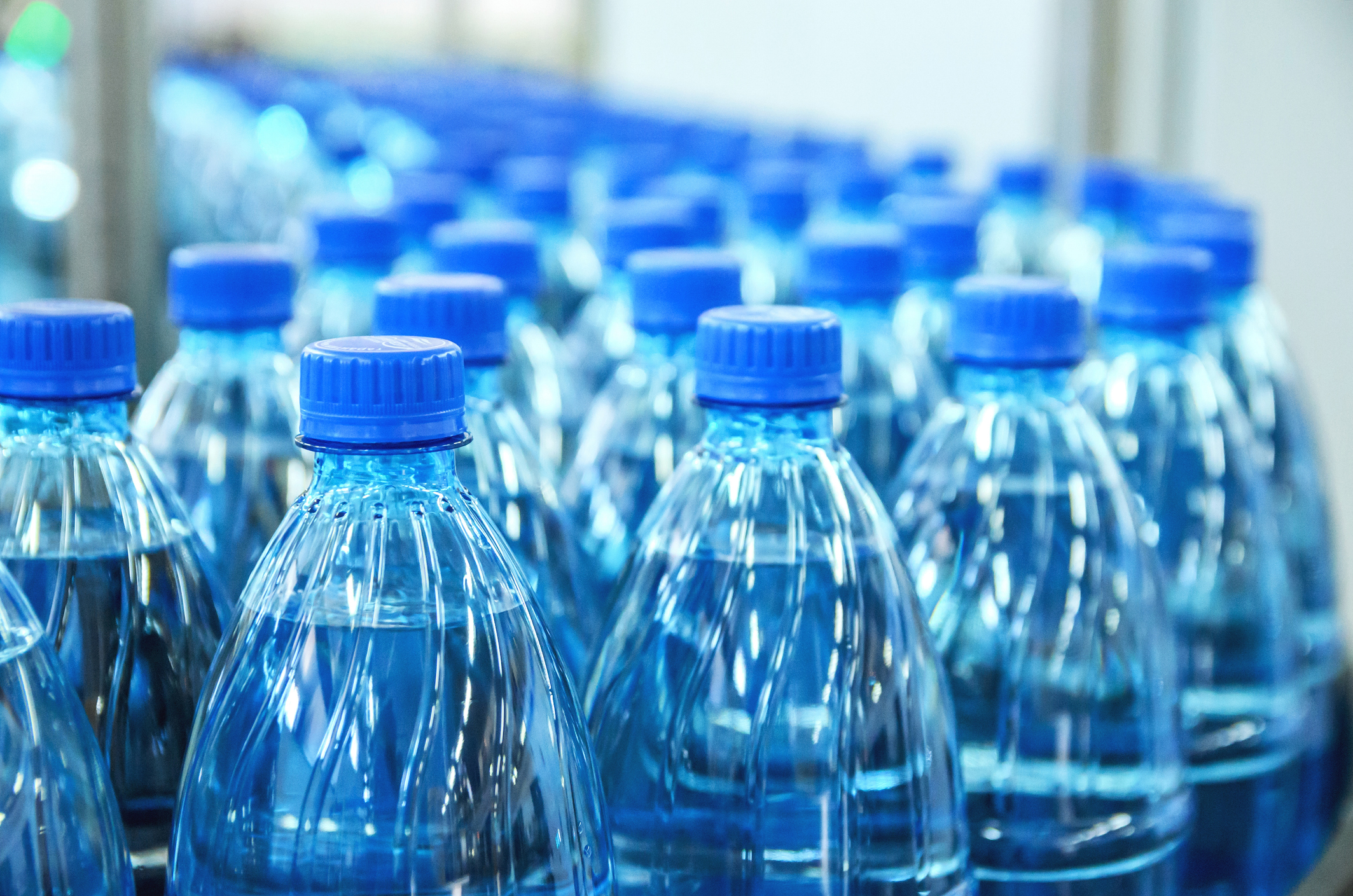 La OCU pide que extremes la atención al comprar agua embotellada ante ...