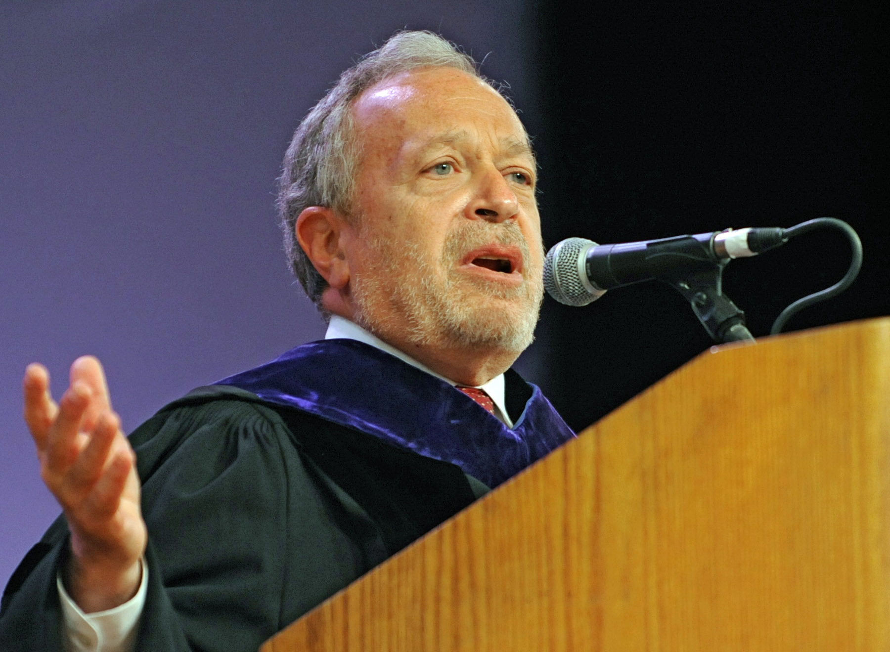 Robert Reich, economista y académico, constata que la IA empobrecerá a ...