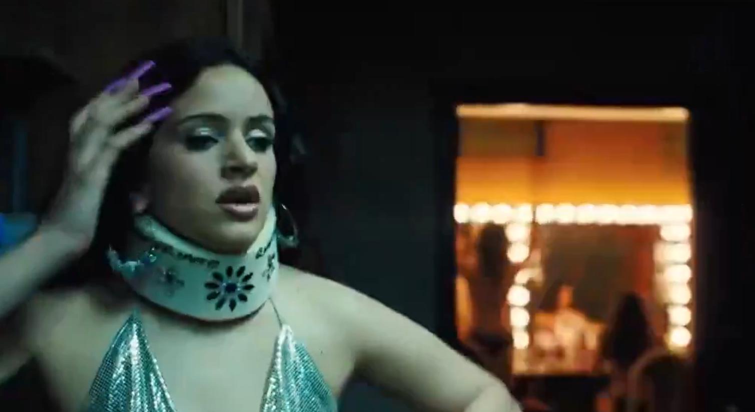 Así es la primera aparición de Rosalía en 'Euphoria': con collarín y ...