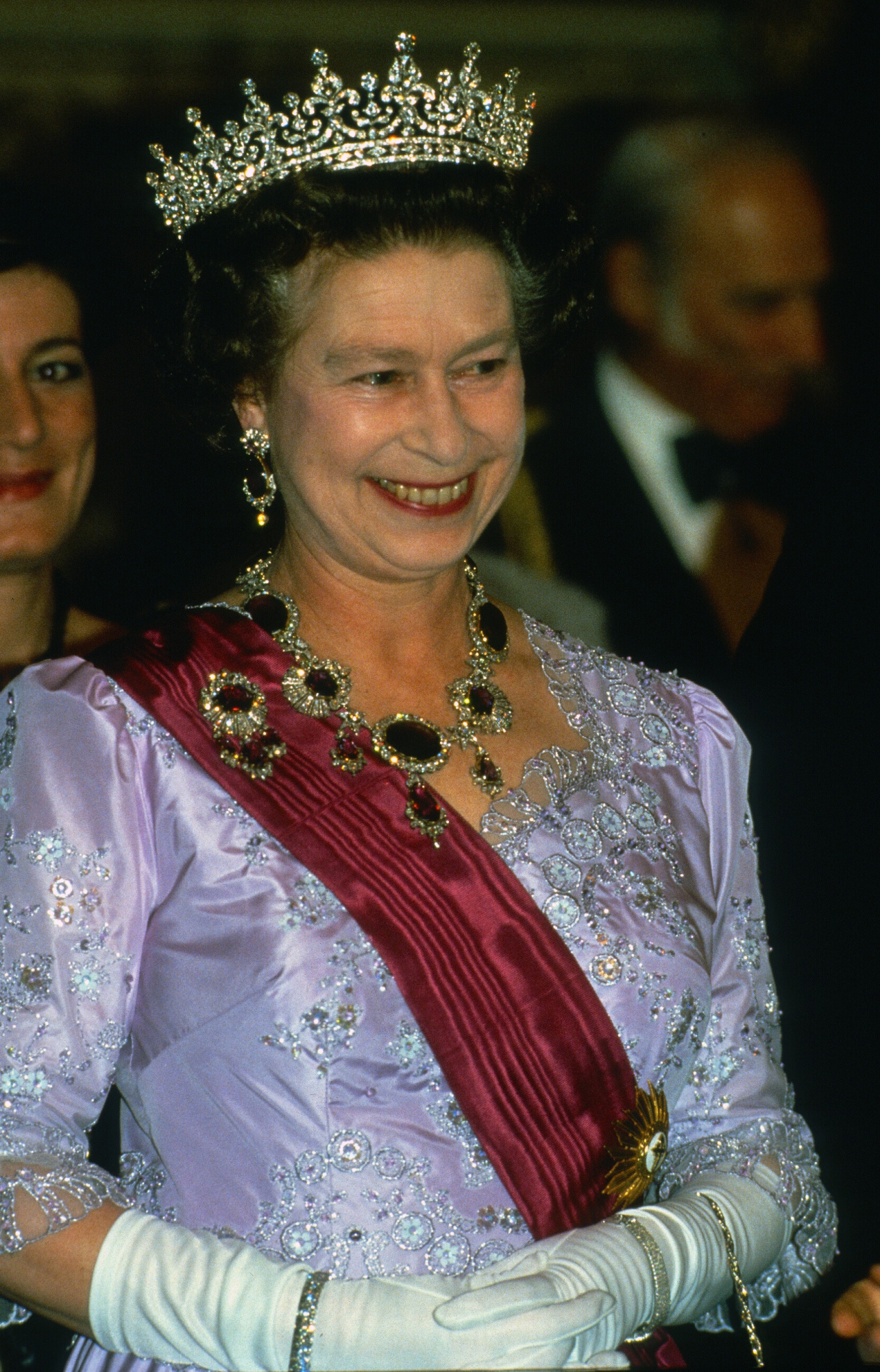 La historia del imponente conjunto de joyas que lució la reina Camilla ...