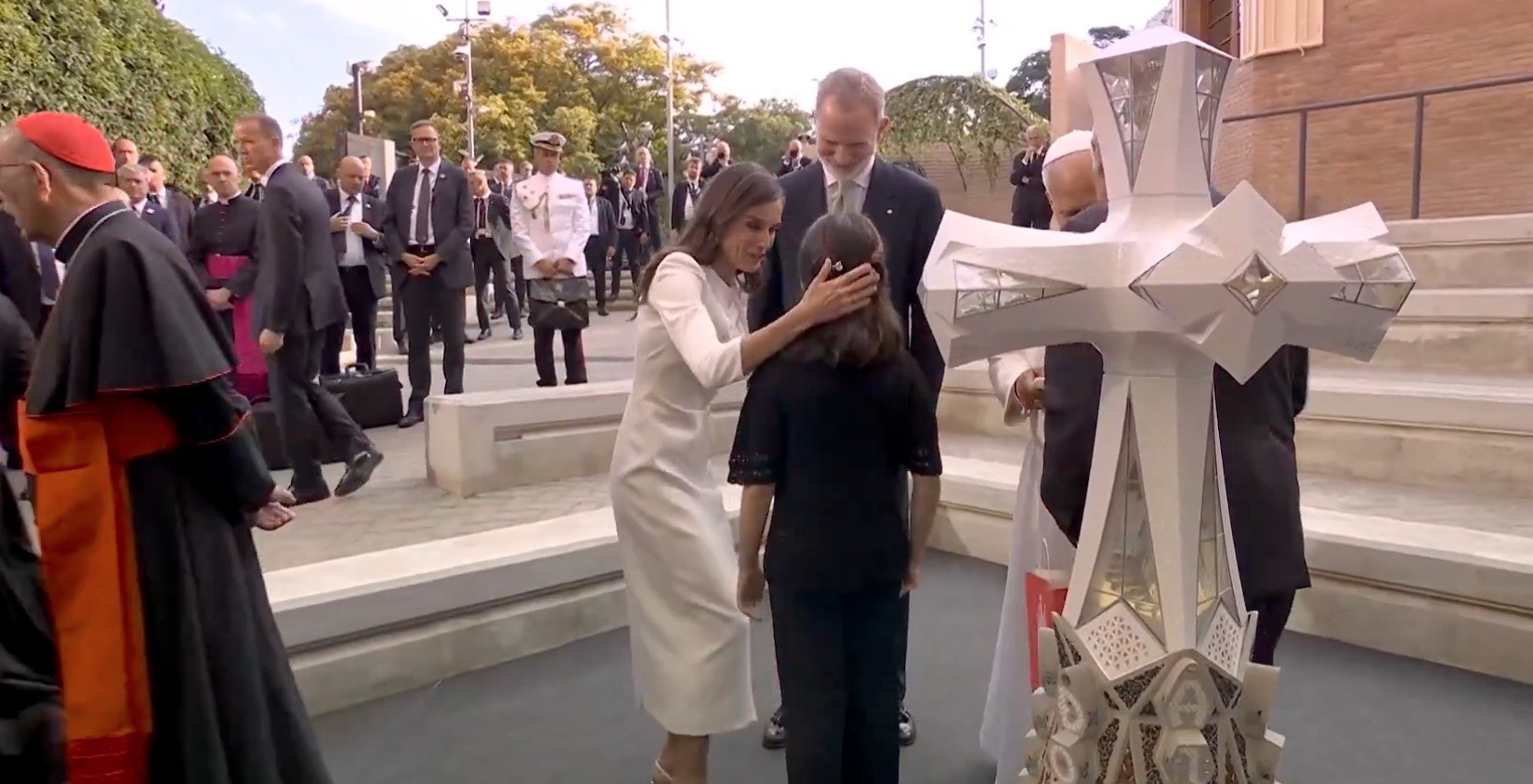 Lo que le dice Valentina, una niña invidente, a Letizia en la Sagrada ...